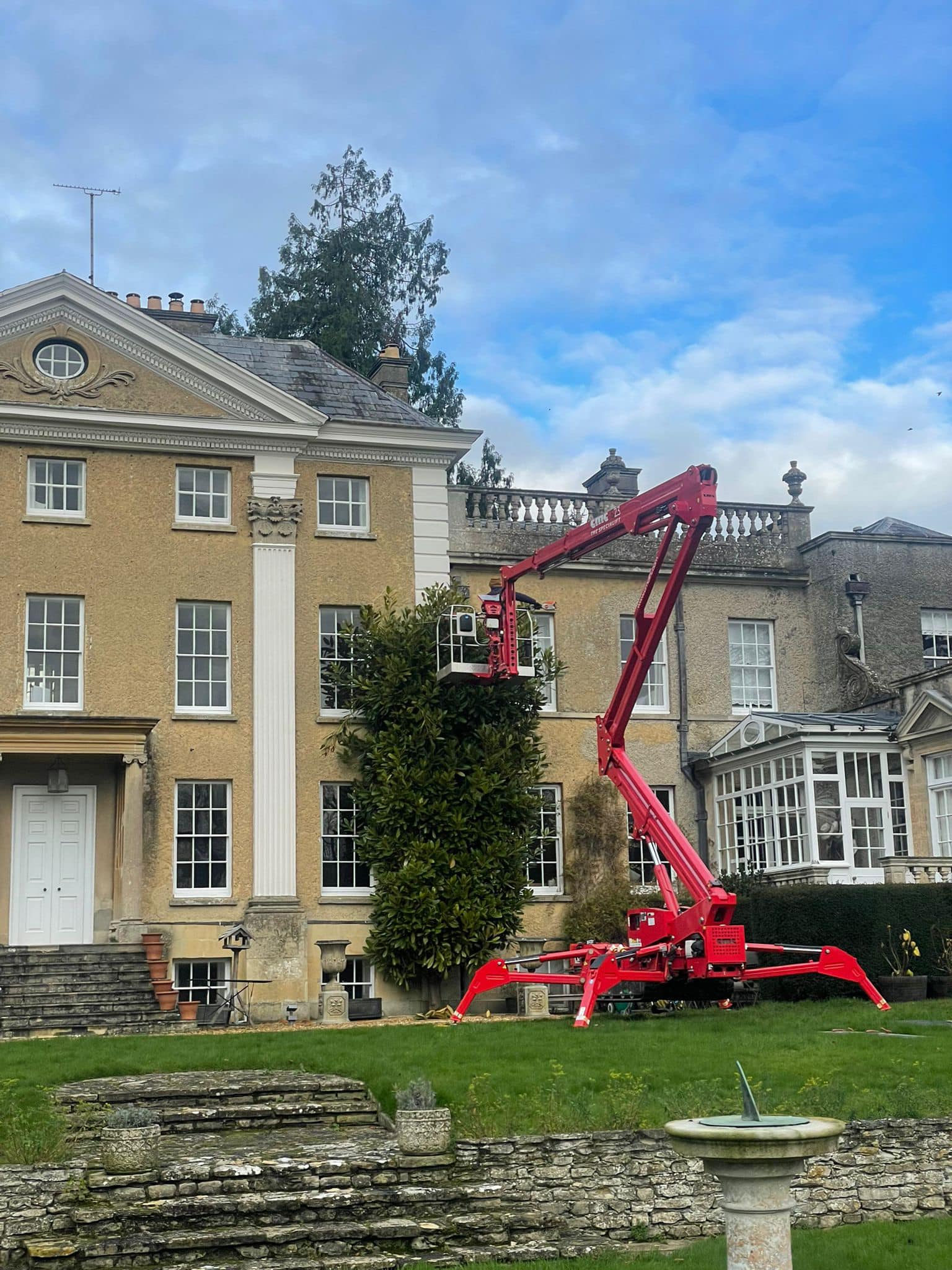 Hedge cutting and pruning assisted by the Spiderlift MEWP ...