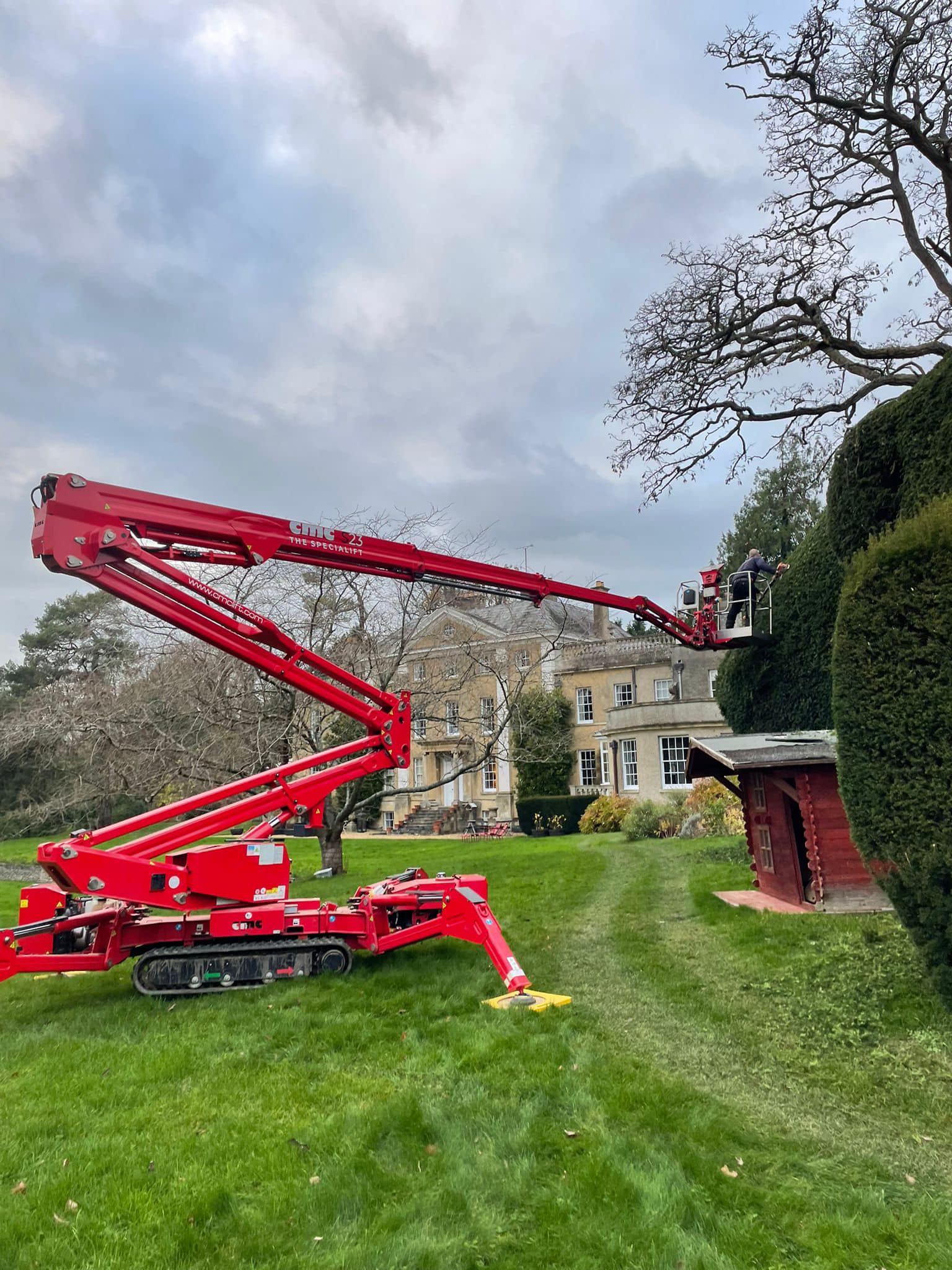 Hedge cutting and pruning assisted by the Spiderlift MEWP ...